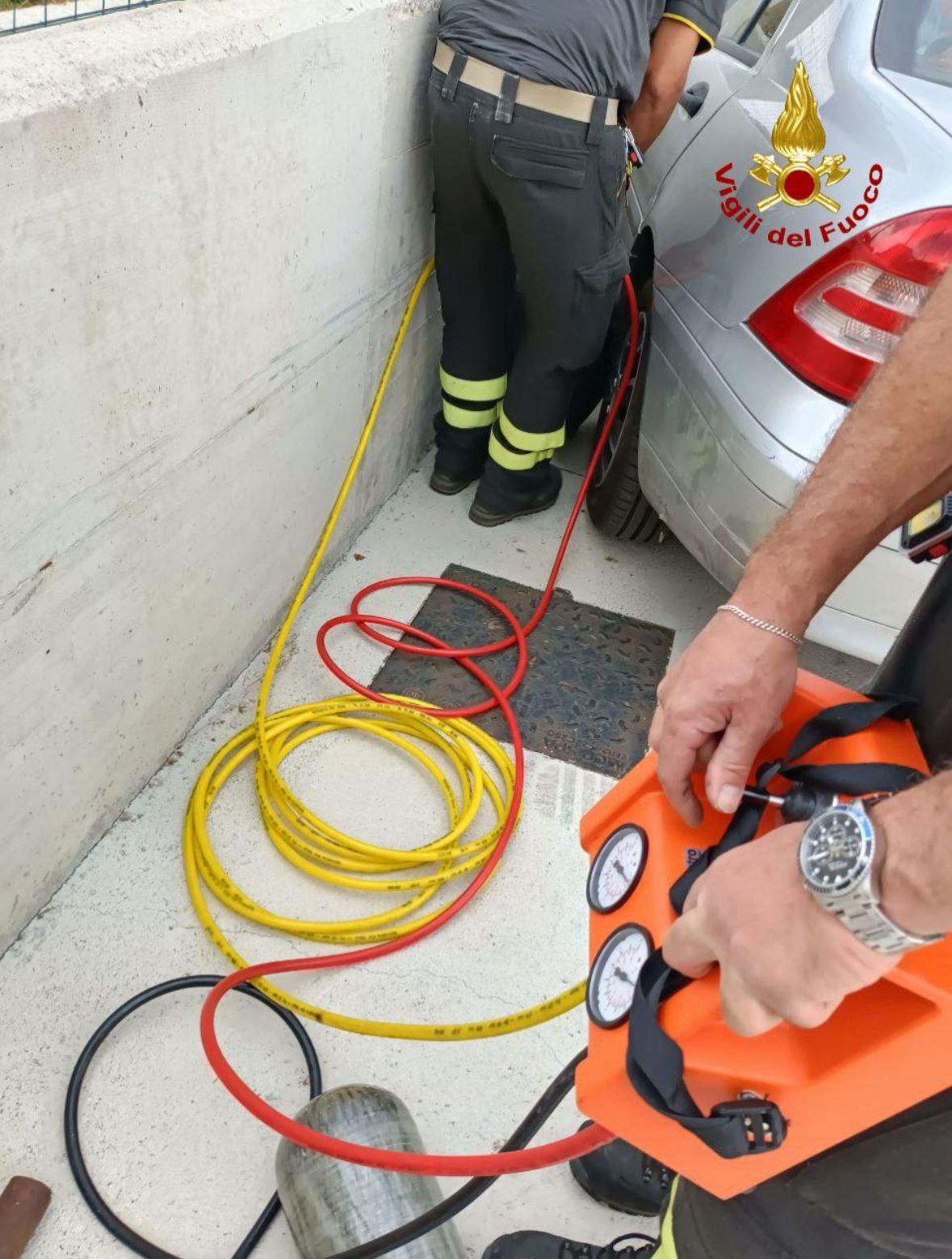Rimane incastrato con una gamba tra auto e muro, salvato dai Vigili del ...